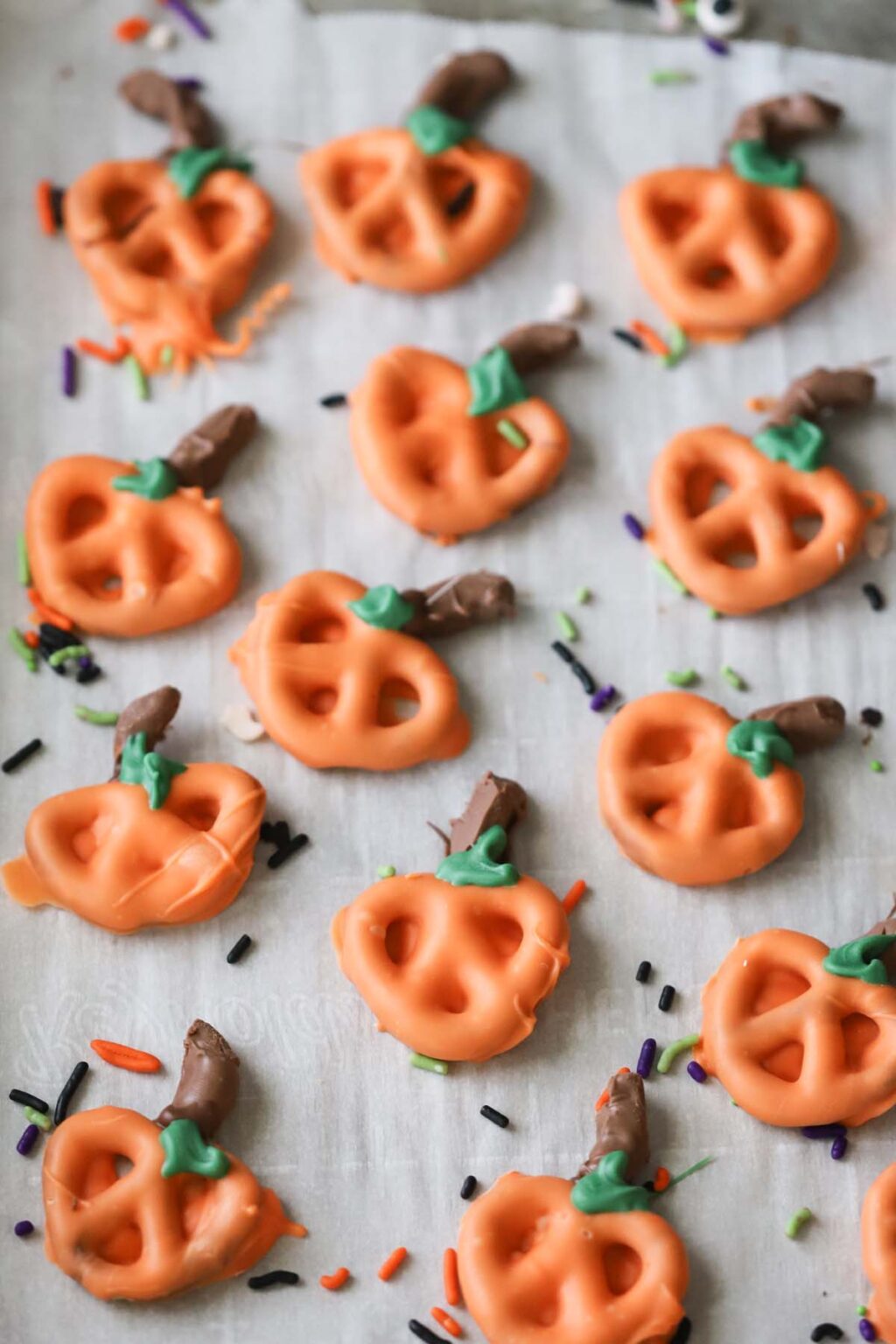Halloween Pumpkin Pretzels - The Carefree Kitchen